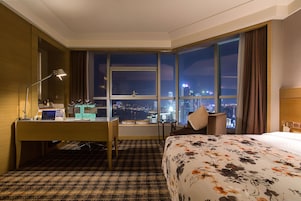 Quarto empresarial, vista para o rio | Roupas de cama premium, edredons de pluma, frigobar, cofres nos quartos
