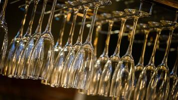 Vários copos de vinho vazios pendurados numa estrutura.