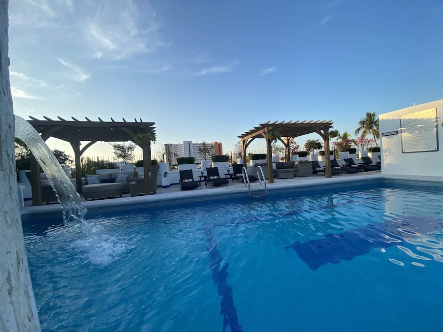 Piscina externa, funciona das 9h às 21h, guarda-sóis, espreguiçadeiras