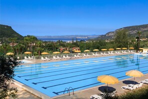 Piscina externa sazonal, funciona das 10h às 18h, guarda-sóis