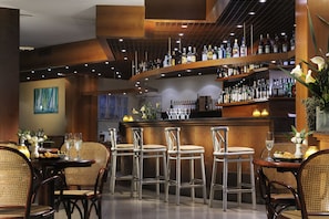 2 bares/lounges, um bar junto à piscina 