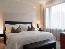 Quarto Duplo Deluxe | Roupa hipoalergénica, minibar, cofre com capacidade para portátil 