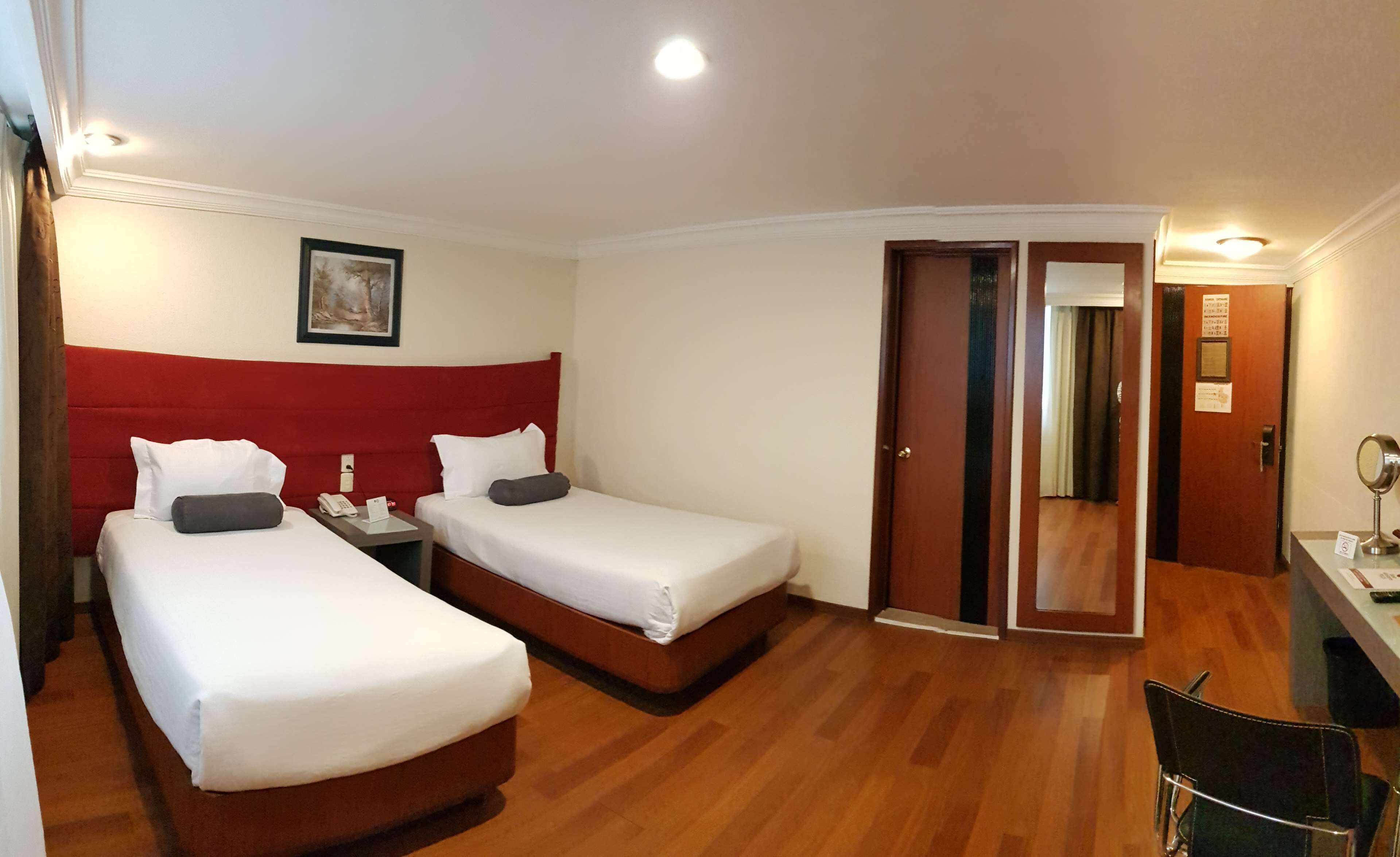 Cofres nos quartos, escrivaninha, cortinas blackout