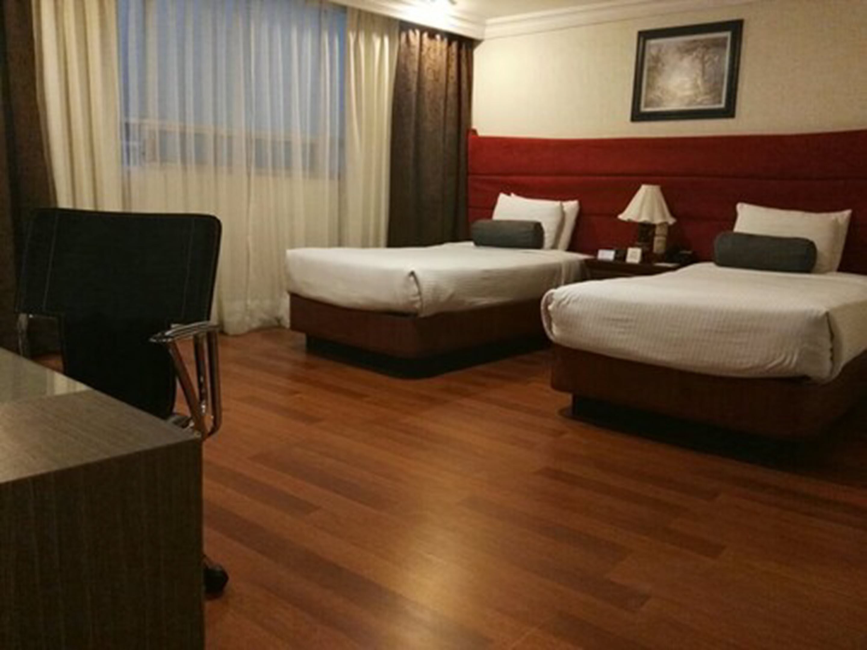 Cofres nos quartos, escrivaninha, cortinas blackout