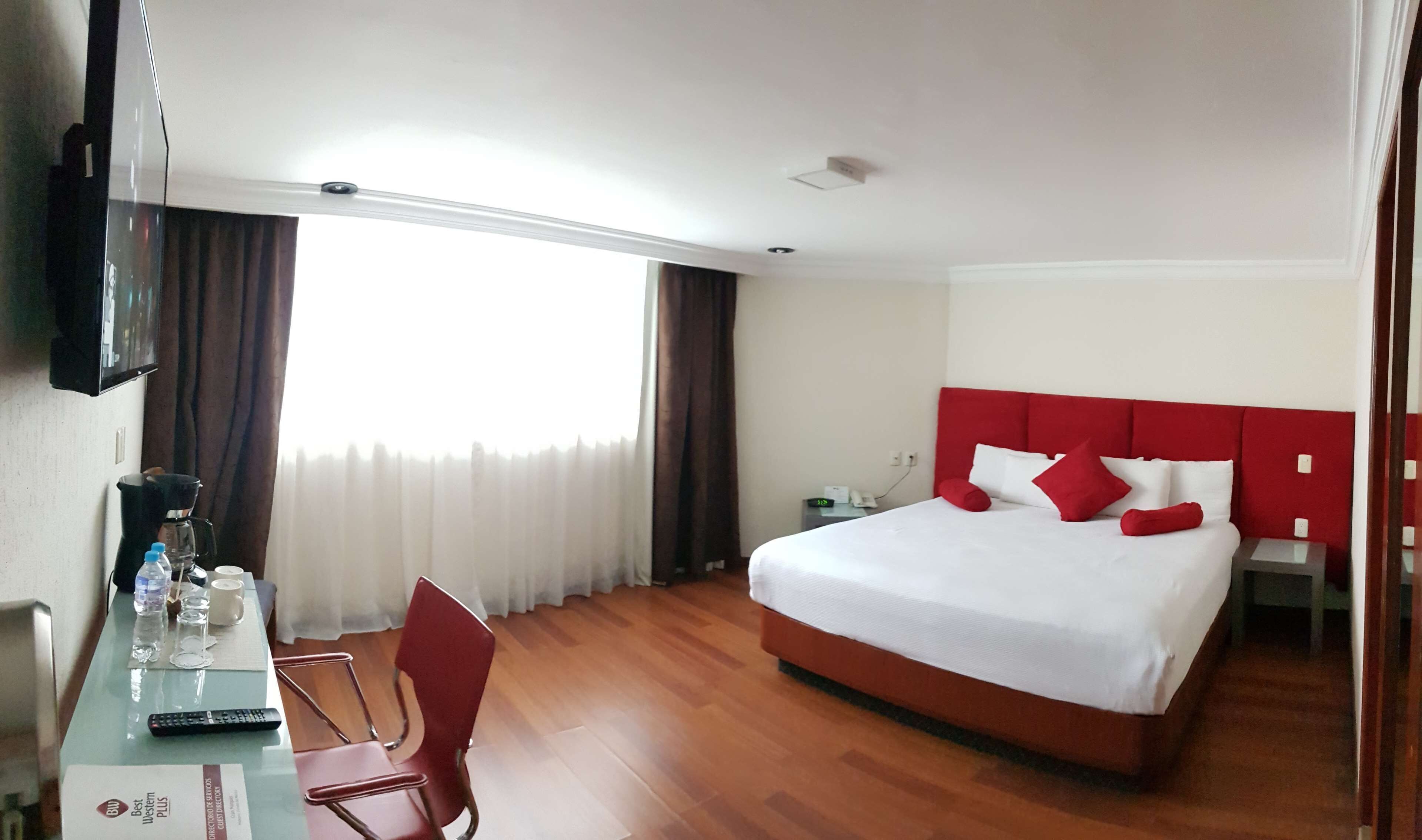 Cofres nos quartos, escrivaninha, cortinas blackout