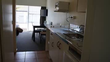 Quarto premium, 1 quarto | Cozinha privada | Geladeira, micro-ondas, cooktop, chaleira elétrica