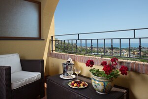 Quarto Duplo Superior, 2 quartos, vista parcial para o mar | Terraço/pátio interior