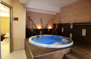 Sala(s) para tratamentos a casais, sauna, banheira de hidromassagem 