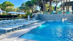 Piscina exterior, guarda-sóis, espreguiçadeiras 