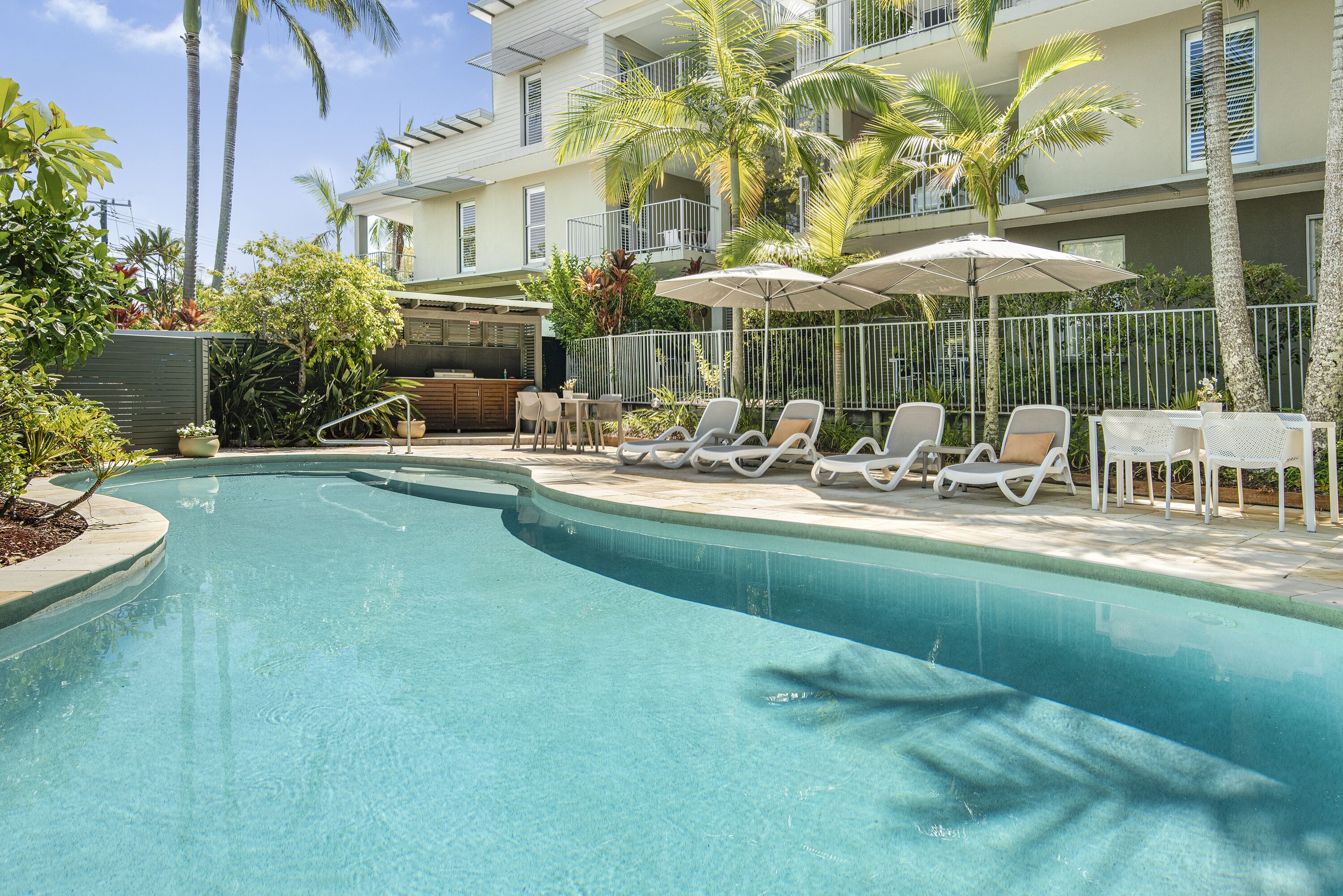 Piscina exterior, guarda-sóis, espreguiçadeiras 