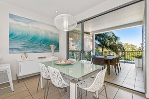 Apartamento, 3 quartos | Refeições no quarto