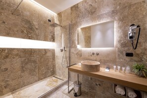 Quarto Triplo | Casa de banho | Um polibã, artigos de higiene pessoal grátis, um secador de cabelo 