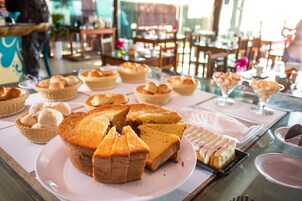 Café da manhã com buffet grátis todos os dias