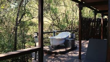 Quarto casal superluxo | Banheiro | Banheira e chuveiro separados, chuveiro com efeito de chuva