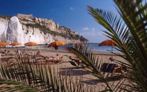 Na praia, espreguiçadeiras, guarda-sóis de praia, esqui aquático 