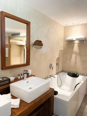 Suite Royal, terraço, vista para o mar | Casa de banho | Artigos de higiene pessoal grátis, um secador de cabelo, roupões 