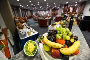 Um buffet com várias frutas e uma mesa de buffet ao fundo.