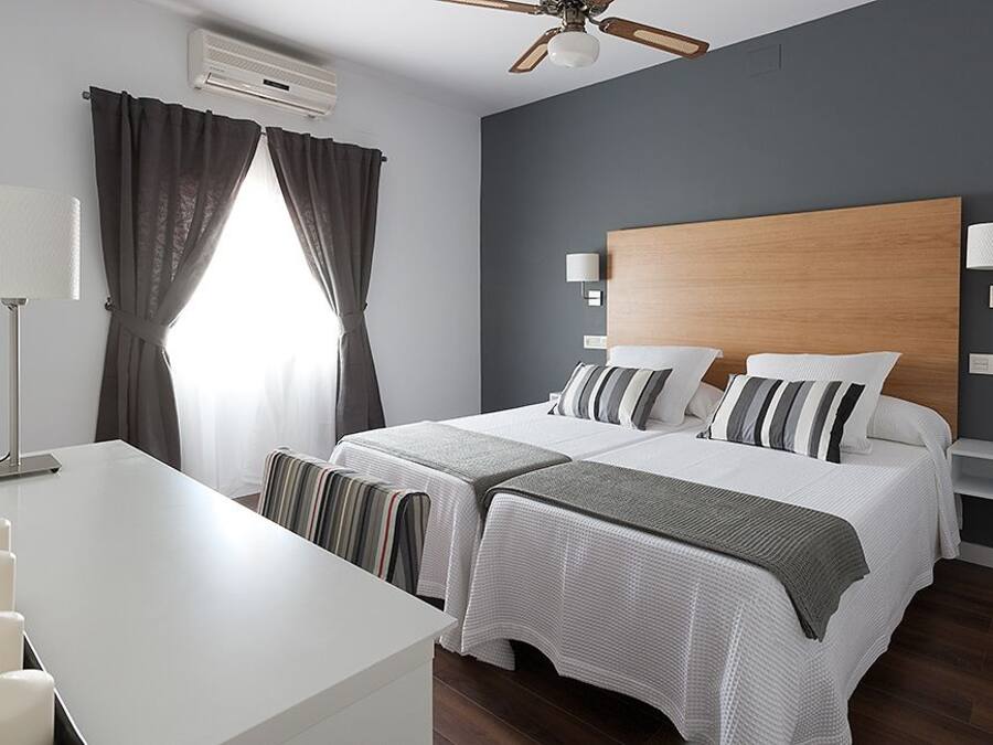 Quarto Duplo | Cofre no quarto, secretária, Wi-fi grátis, roupa de cama fornecida