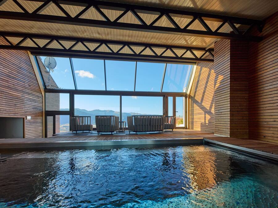 Piscina interna, funciona das 8h30 às 20h30, espreguiçadeiras