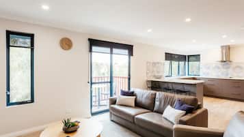 Apartamento Premium, 2 quartos | Sala de estar | Televisor LCD de 25 polegadas com canais por cabo, televisor