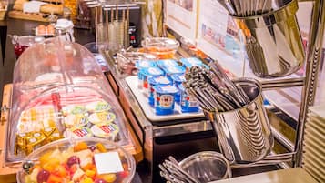Pequeno-almoço tipo buffet diário (18 EUR por pessoa)