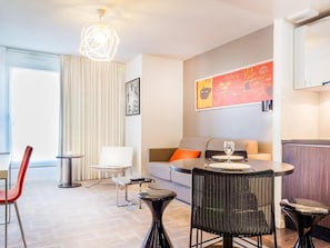 Apartamento, 1 quarto | Roupas de cama premium, cofres nos quartos, escrivaninha