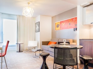 Apartamento, 1 quarto | Roupas de cama premium, cofres nos quartos, escrivaninha