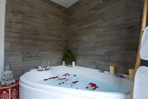 Suite, 1 cama de casal, banheira de hidromassagem grande | Banheira de hidromassagem privativa