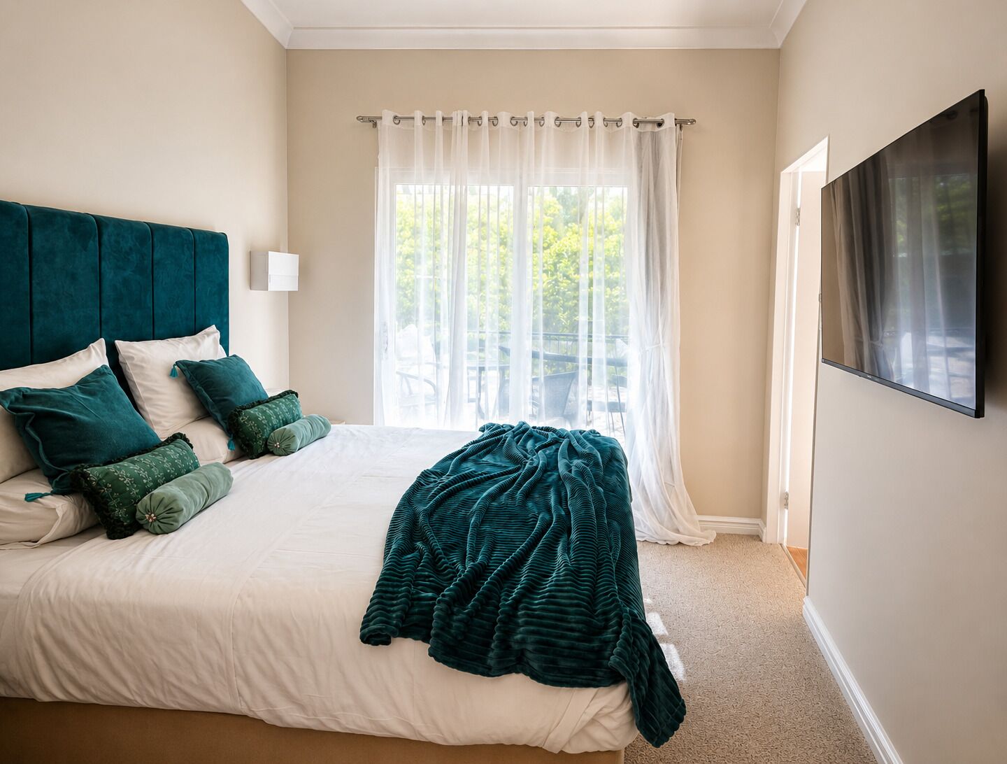 Estúdio de Luxo, várias camas, pátio, vista para o jardim | Cofre no quarto, cortinas/cortinados opacos, quartos insonorizados 