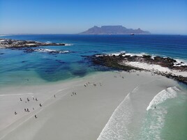 Perto da praia, areia branca, toalhas de praia 