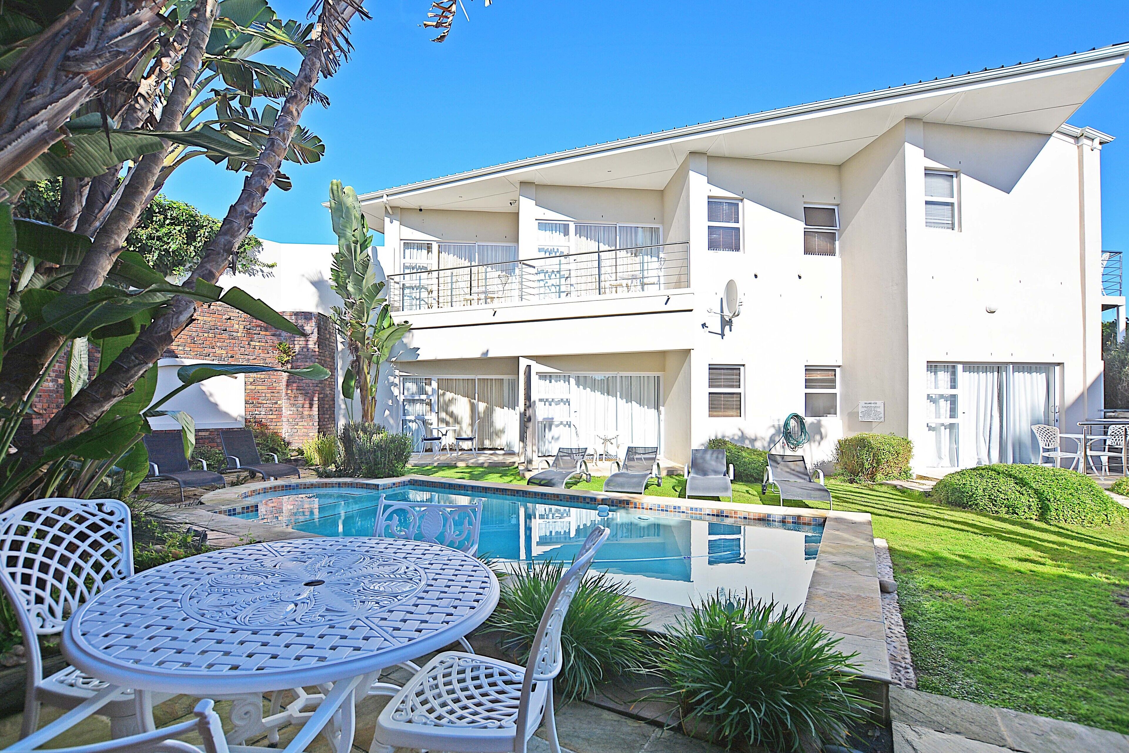 Piscina exterior, guarda-sóis, espreguiçadeiras 