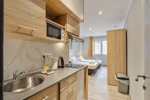 Business Studio Twin | Cozinha privada | Um frigorífico, um micro-ondas, uma placa de cozinha 