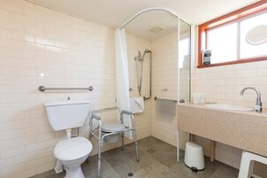 Quarto Executivo | Casa de banho | Um polibã, artigos de higiene pessoal grátis, um secador de cabelo