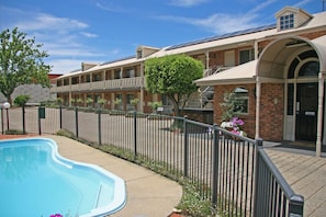 Piscina externa, espreguiçadeiras