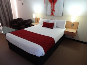 Frigobar, escrivaninha, ferros/tábuas de passar roupa, Wi-Fi de cortesia