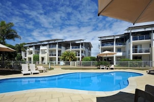 2 piscinas exteriores, da(s) 6:00 à(s) 21:00, guarda-sóis