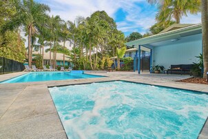 Piscina externa, piscina aquecida, espreguiçadeiras