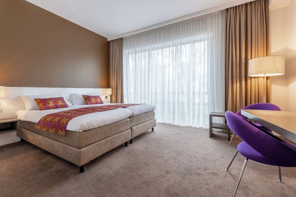 Quarto Twin Deluxe, 2 camas individuais | Roupa de alta qualidade, minibar, cofre no quarto, secretária