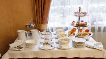 Pequeno-almoço continental diário (300 UAH por pessoa)