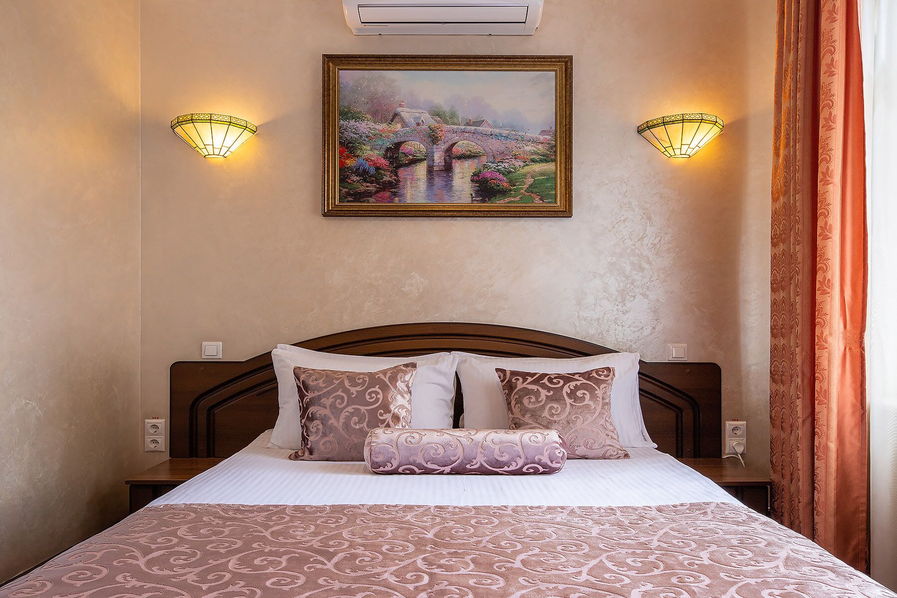 Quarto solteiro superior | Roupas de cama premium, edredons de pluma, camas com colchões pillow-top