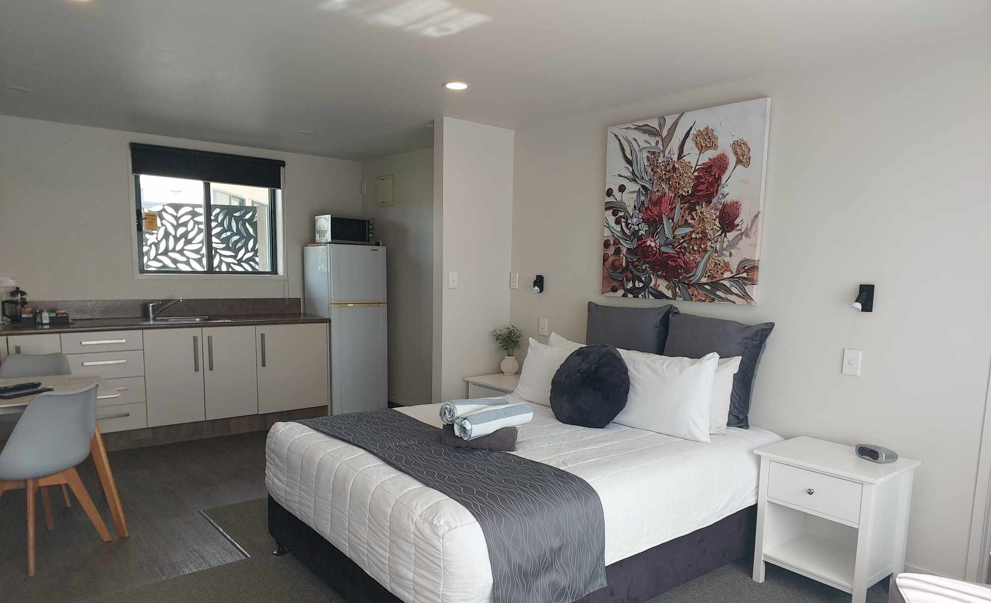 Quarto Standard (Motel Style 2 Bedroom) | Cozinha privada | Um frigorífico no espaço comum, um micro-ondas, uma cafeteira/bule 
