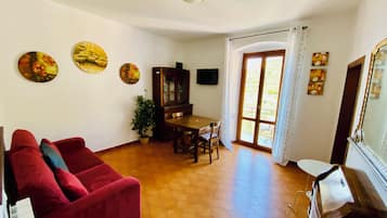 Cobertura panorâmica, 2 quartos, sacada, vista para o mar | Área de estar | TV LED 32 polegadas com canais a cabo