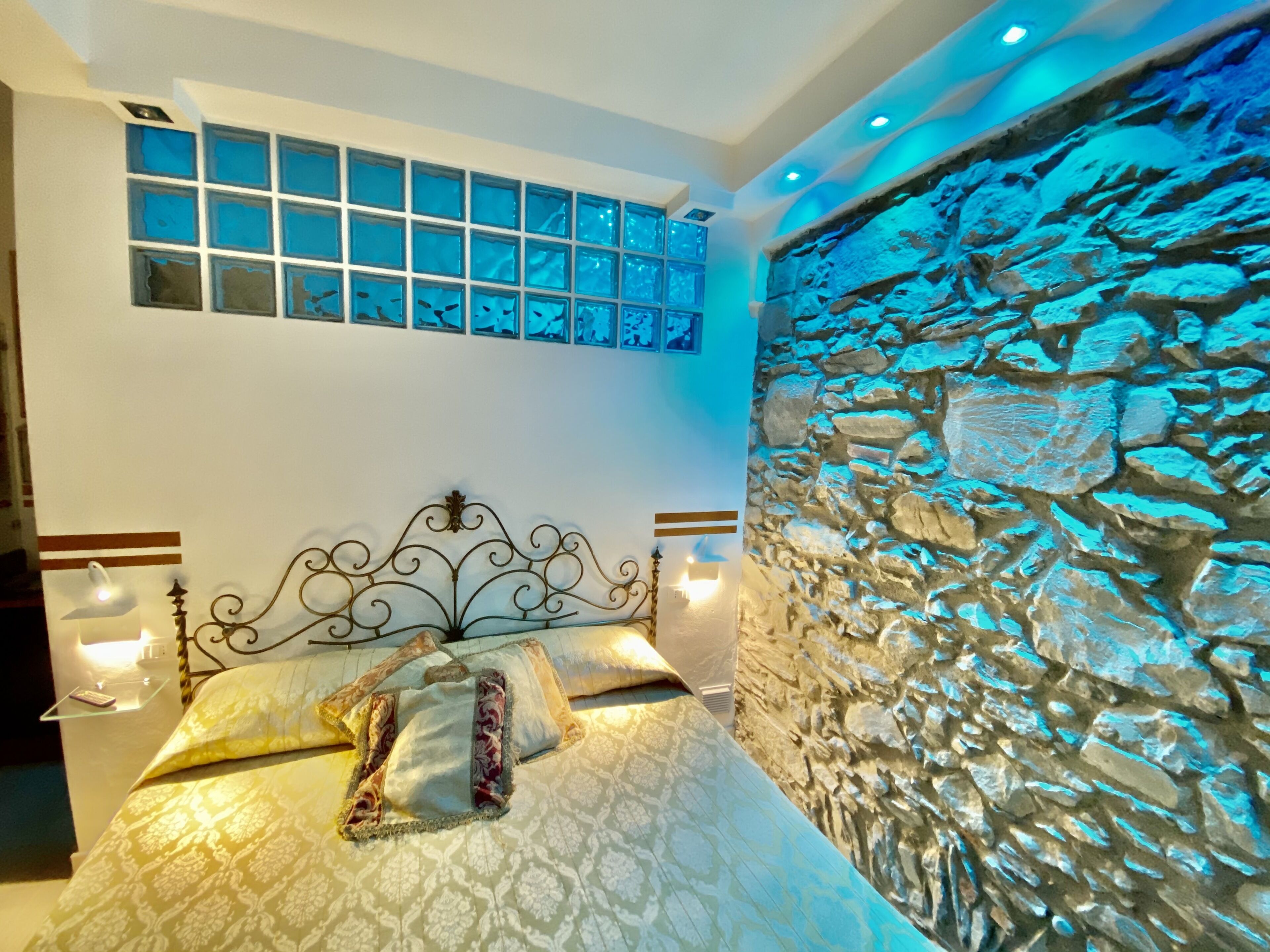 Quarto panorâmico, várias camas, ar-condicionado, vista para o oceano | Roupas de cama antialérgicas, edredons de pluma