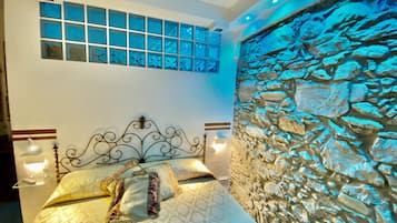 Quarto panorâmico, várias camas, ar-condicionado, vista para o oceano | Roupas de cama antialérgicas, edredons de pluma