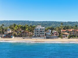 Apartamento luxo, 2 quartos | Vista para praia/oceano