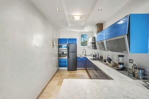 Apartamento Deluxe, 2 quartos | Cozinha privada | Um frigorífico/congelador grande, um micro-ondas, uma placa de cozinha 
