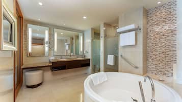 Suite, 1 quarto, acesso ao Club Lounge (Dining) | Casa de banho | Um secador de cabelo, roupões, chinelos, toalhas fornecidas