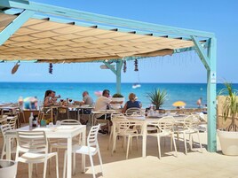 Serviço de café da manhã, culinária espanhola, vistas para a praia 