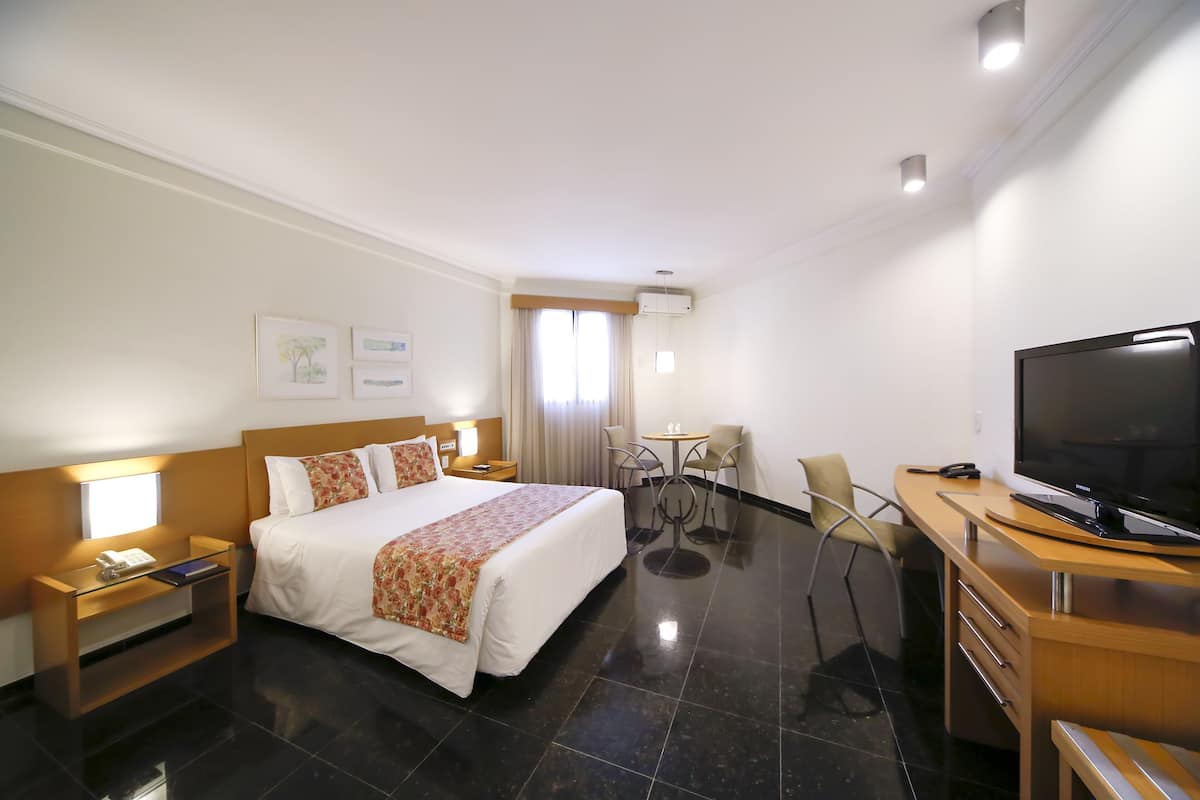 Minibar, cofre no quarto, secretária, cortinas/cortinados opacos