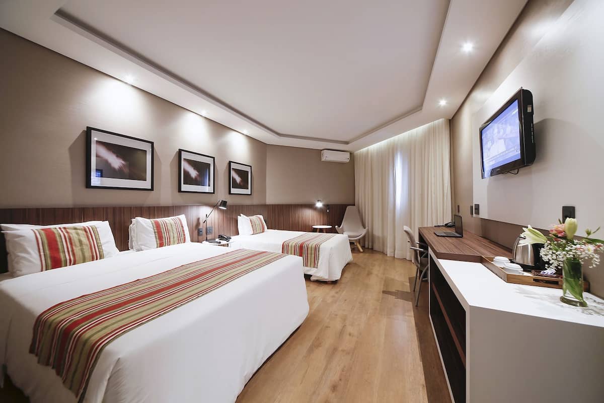 Minibar, cofre no quarto, secretária, cortinas/cortinados opacos